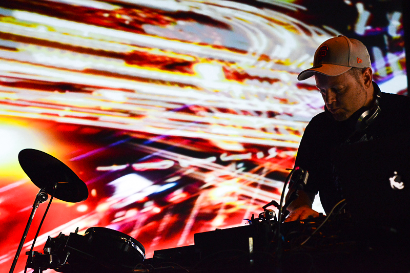 Dicke Beats und flinke Finger // DJ SHADOW live - The Message Magazine