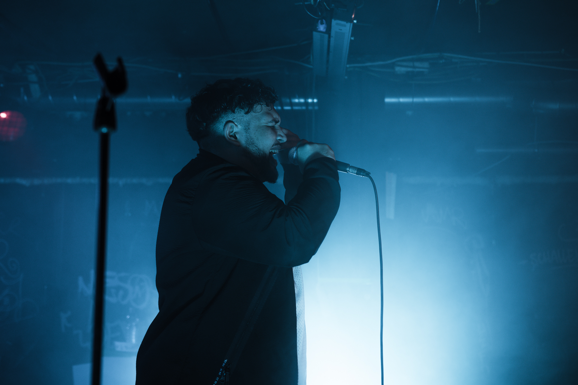 Oberkörper frei am Saxophon // BRKN live - The Message Magazine