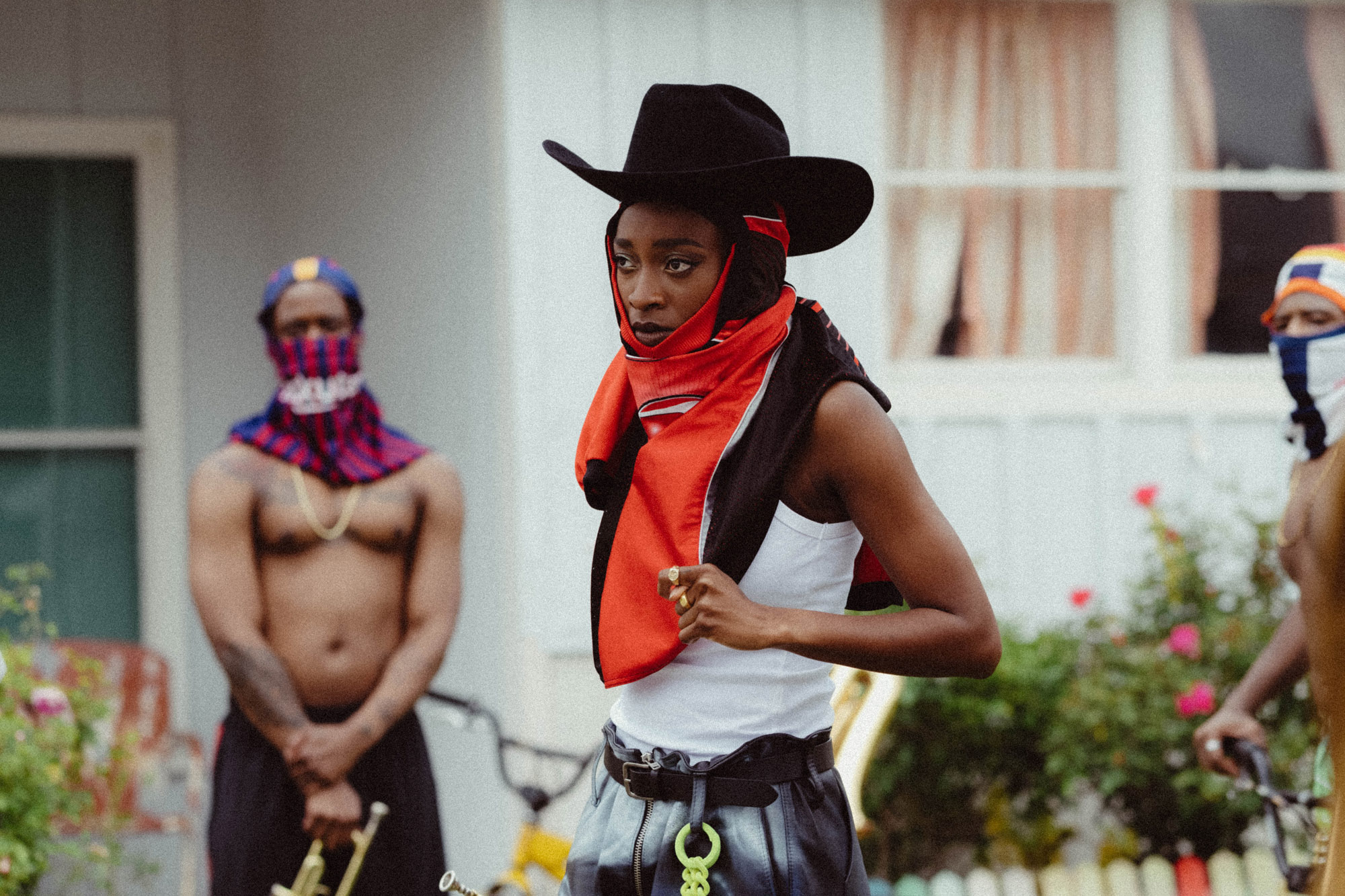 Little Simz verändert durch AI Farben in "Gorilla" // Video - The ...